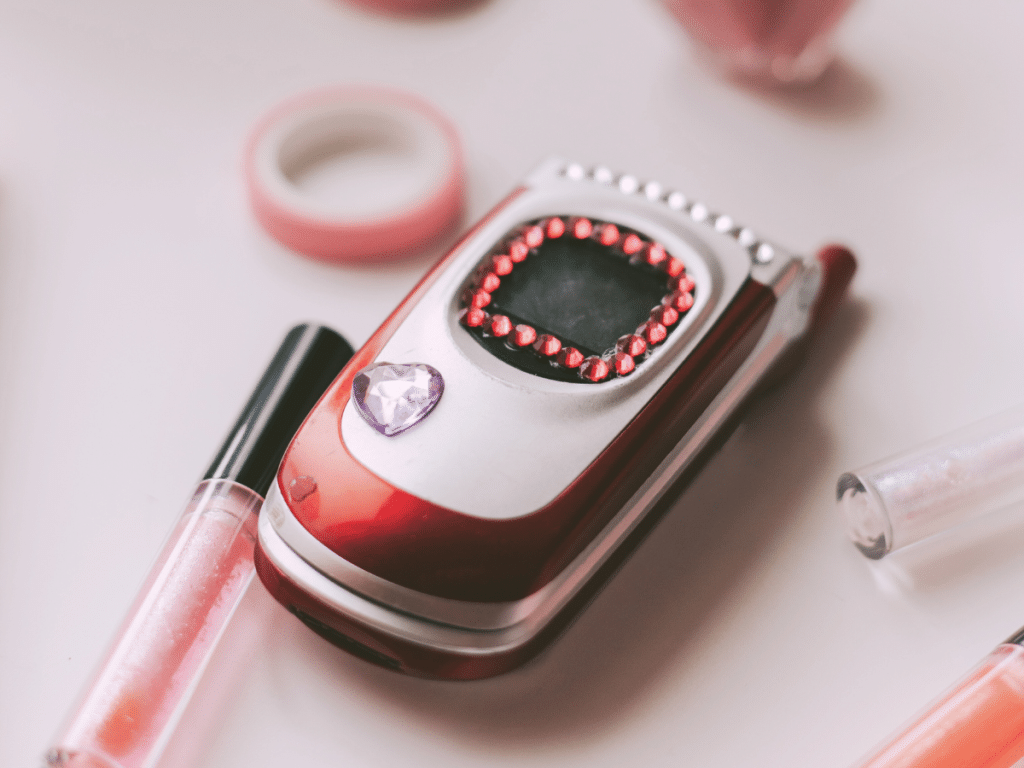 OMG, flip phones are officially back | Cosmopolitan Middle East